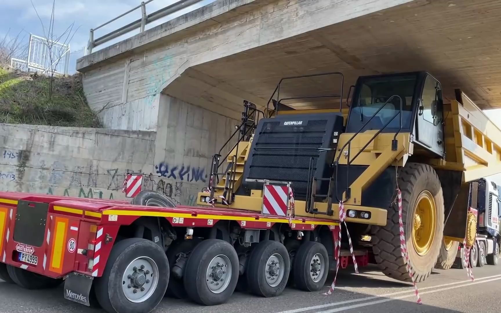 【大件运输 超大的矿用卡车】奔驰阿克托斯8*6运输卡特777F矿用...