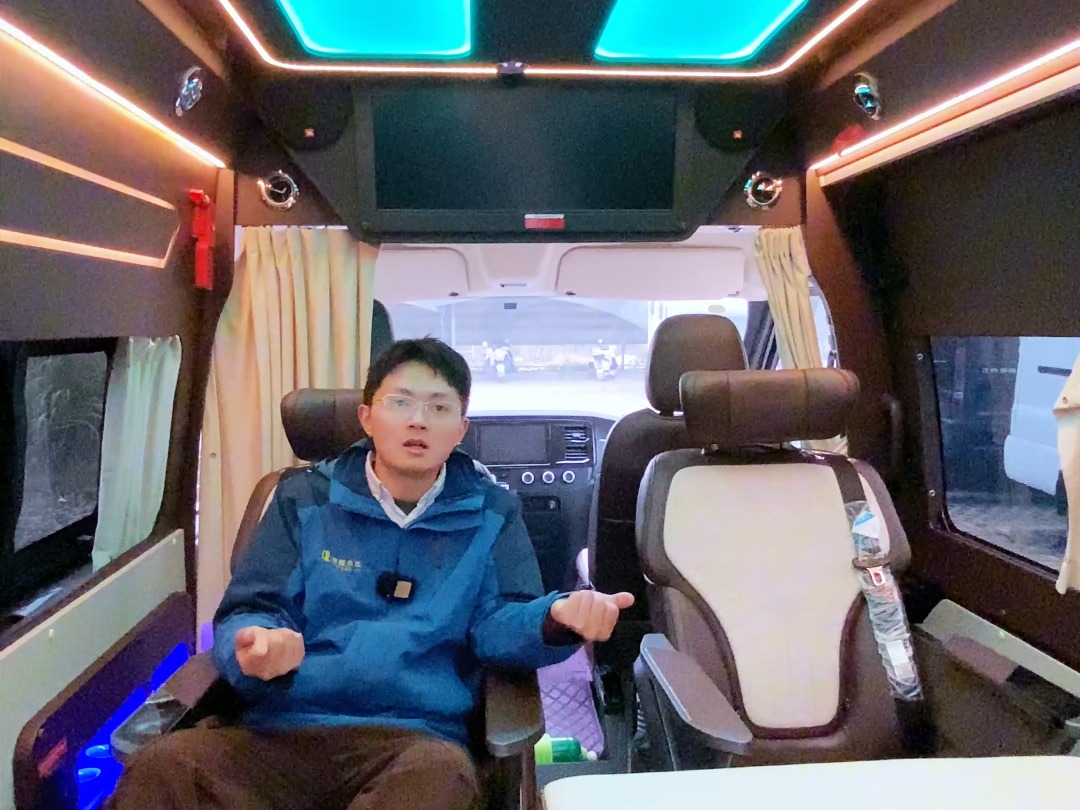 24款福顺后置厨卫房车,中轴高顶航空座椅六座,商务接待自驾出游度假!