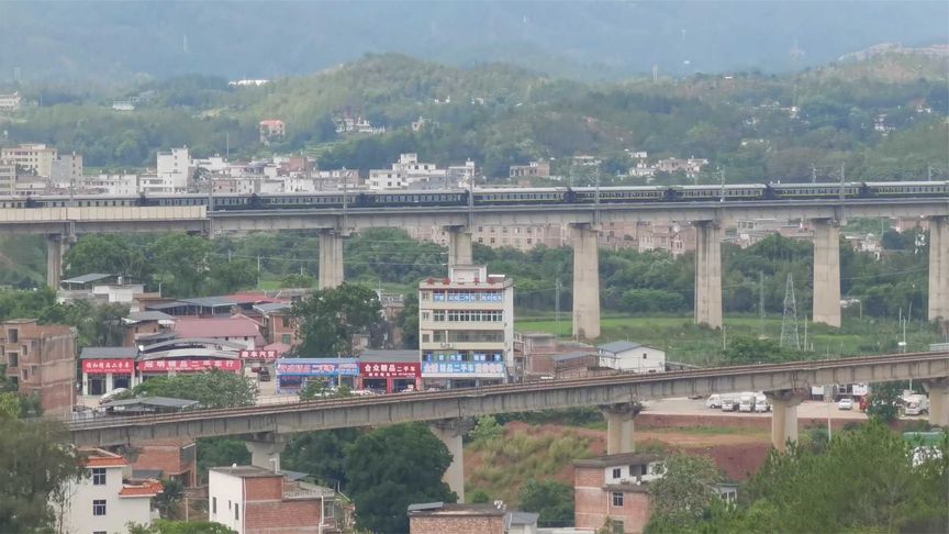 实拍厦门开往北京的K572次列车,刚出隧道又上高架桥,太意外了!