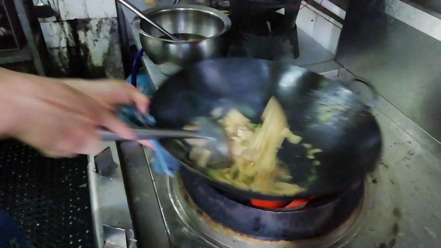 这学徒准备升职当厨师,看他炒菜的技术开多少工资合适