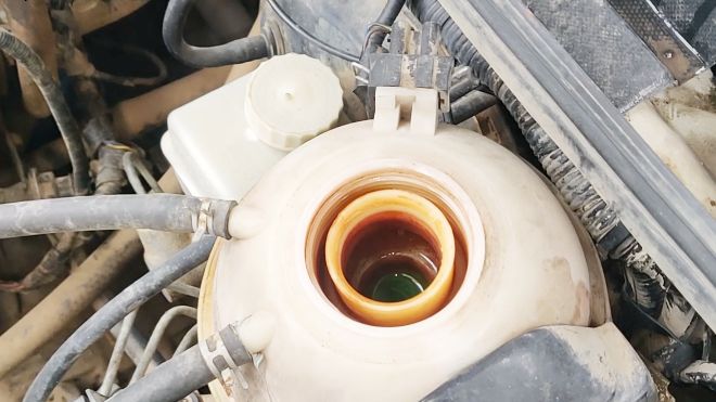 汽车防冻液少了,不用去4S店,老司机告诉你添加方法和注意事项!