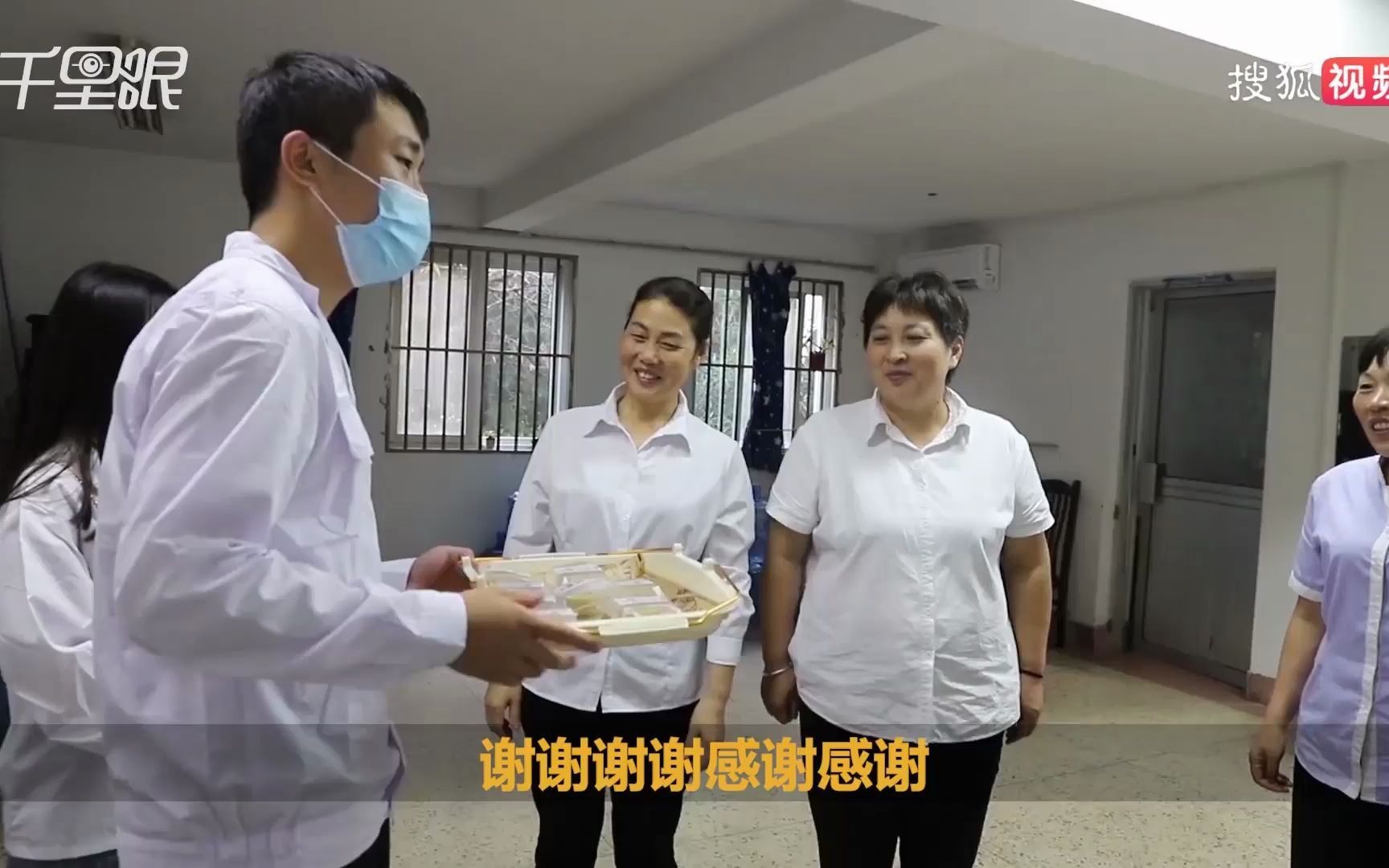 食品专业学生做月饼感谢宿管阿姨,宿管阿姨:甜到心里
