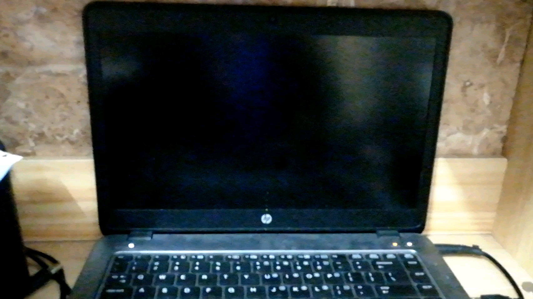 (求助)请问电脑不断闪杠和闪退是什么原因(进不去PE)