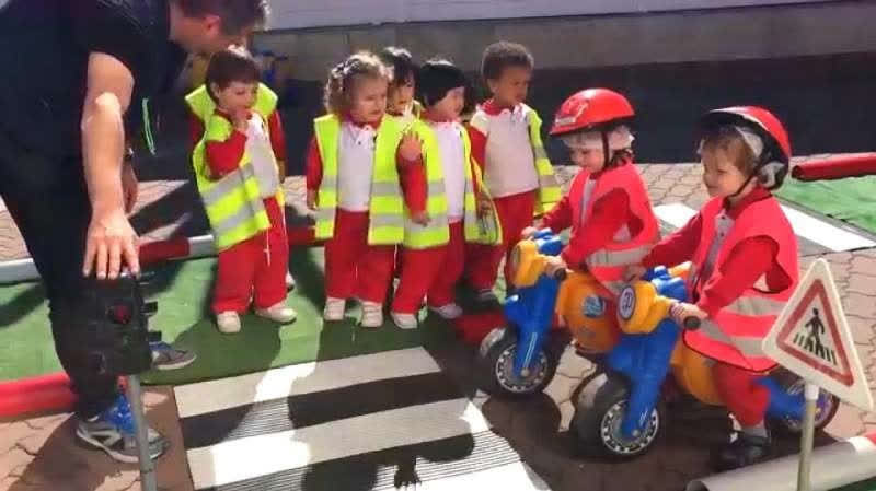 一岁小朋友在幼儿园,进行交通安全培训,看小朋友怎么做
