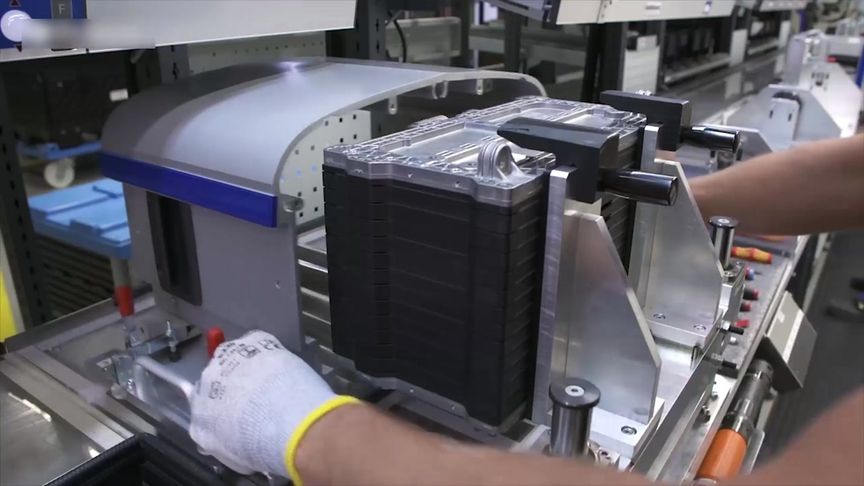 参观奔驰工厂,看下电动汽车的电池是怎么生产