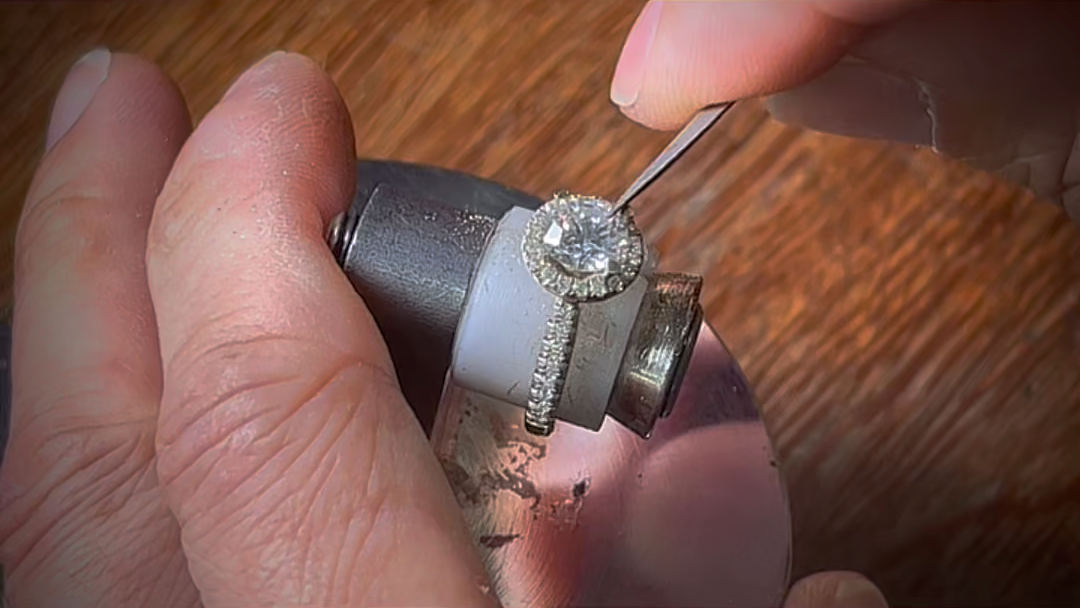 珠宝镶嵌工厂之主石镶嵌钻石戒指附详细过程