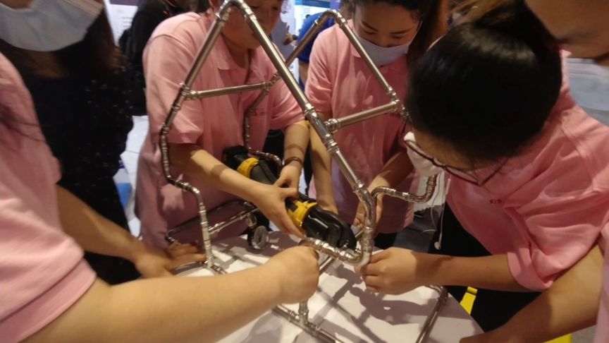 不锈钢水管安装我以为男生会比女生快?没想到这对女生太强了