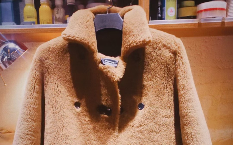 绒面皮属于无涂层材质的一种,透气性能较好,柔软性较为改观,但以为...