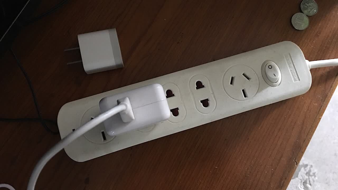 家里使用插线板要小心,不然可能会引发火灾,看看吧