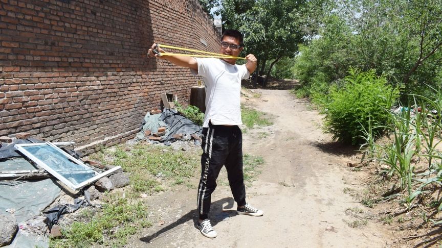 农村小伙教你如何用弹弓准确瞄准射击,其中技巧你学会了吗?