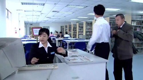 精豆儿:大叔图书馆登记,从铅笔盒里拿身份证,对方看愣了