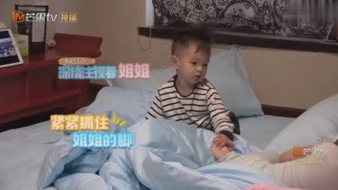 沉迷动画片的爱登,抓住米雅的脚挠痒痒,太可爱了