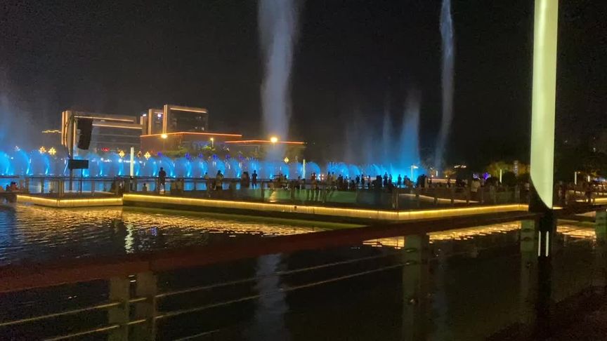 #音乐喷泉水景灯光秀 #喷泉⛲ #喷泉流水景观 #晚风很温柔