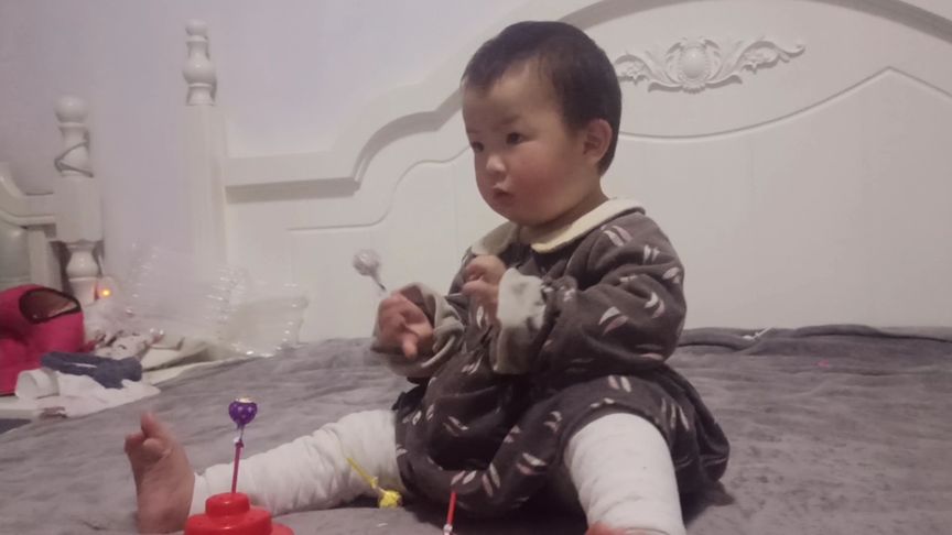 一岁半的小宝宝,越来越棒了,会数简单的数字,逗的大人哈哈笑