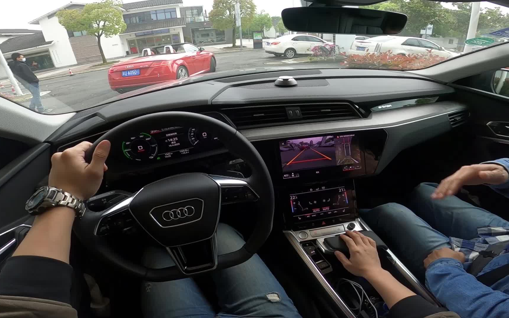 第一视角:第一次开奥迪电动车,带你体验E-tron开起来怎么样?《边开边...