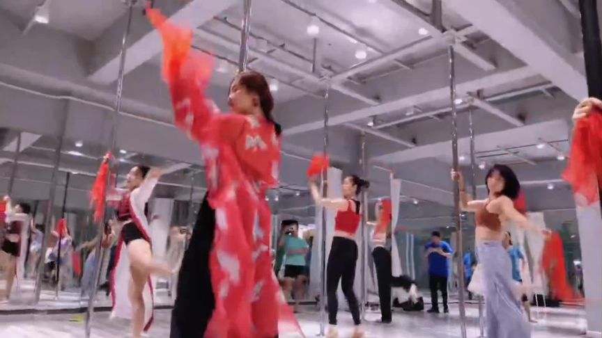 #我要上热门 #钢管舞 #零基础学舞蹈 钢管舞【惊鸿一面】