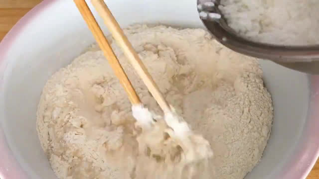 教你用大米粥做馒头,500克面粉,加一碗大米粥,出锅飘香