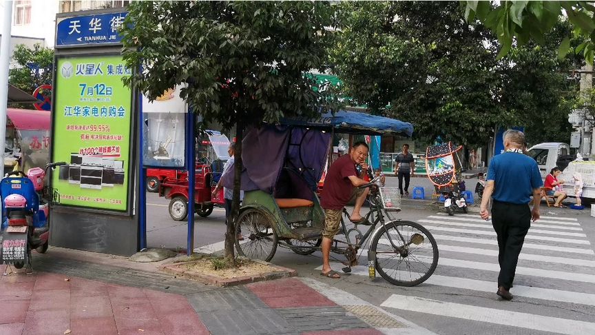 在家乡,人力三轮车依旧是这个小城的一道靓丽风景线