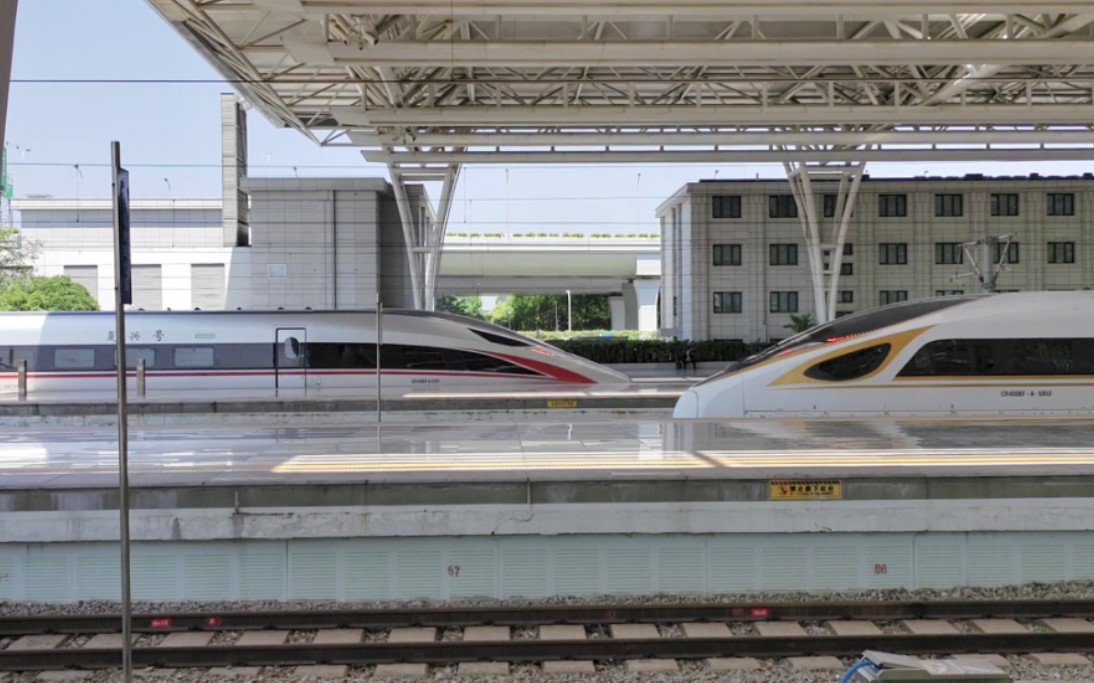 京沪高铁,上海虹桥开往北京南的G138次列车出上海虹桥站