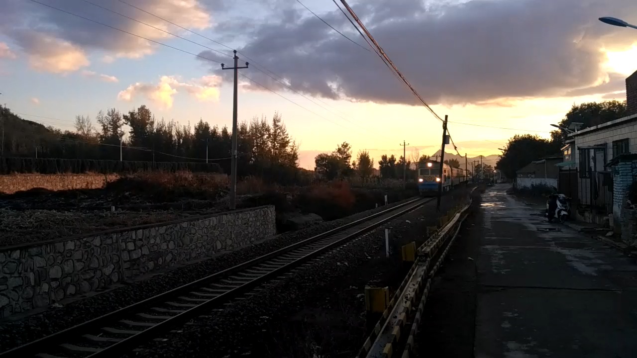 6455次列车接近平泉车站