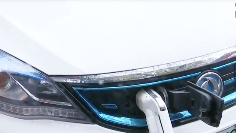 杭州男子租电动车跑网约车,天气冷车跑不动,要求租车方退租