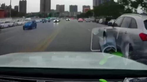 行车记录仪实拍:这个应该是我的错,过后吓了一身汗!