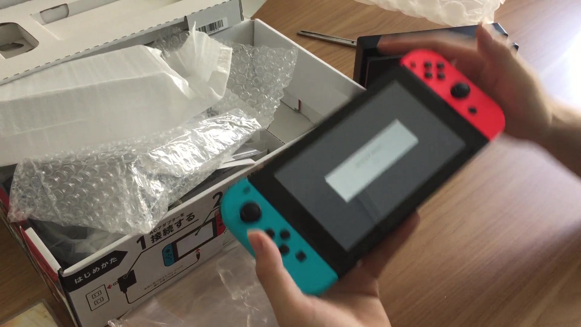 【店长开箱】迟来的任天堂switch开箱 我能说这货拿在手里真的很像...