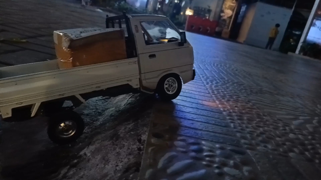 顽皮龙 D12 小卡车运快递 平地负重姿态看着真不错