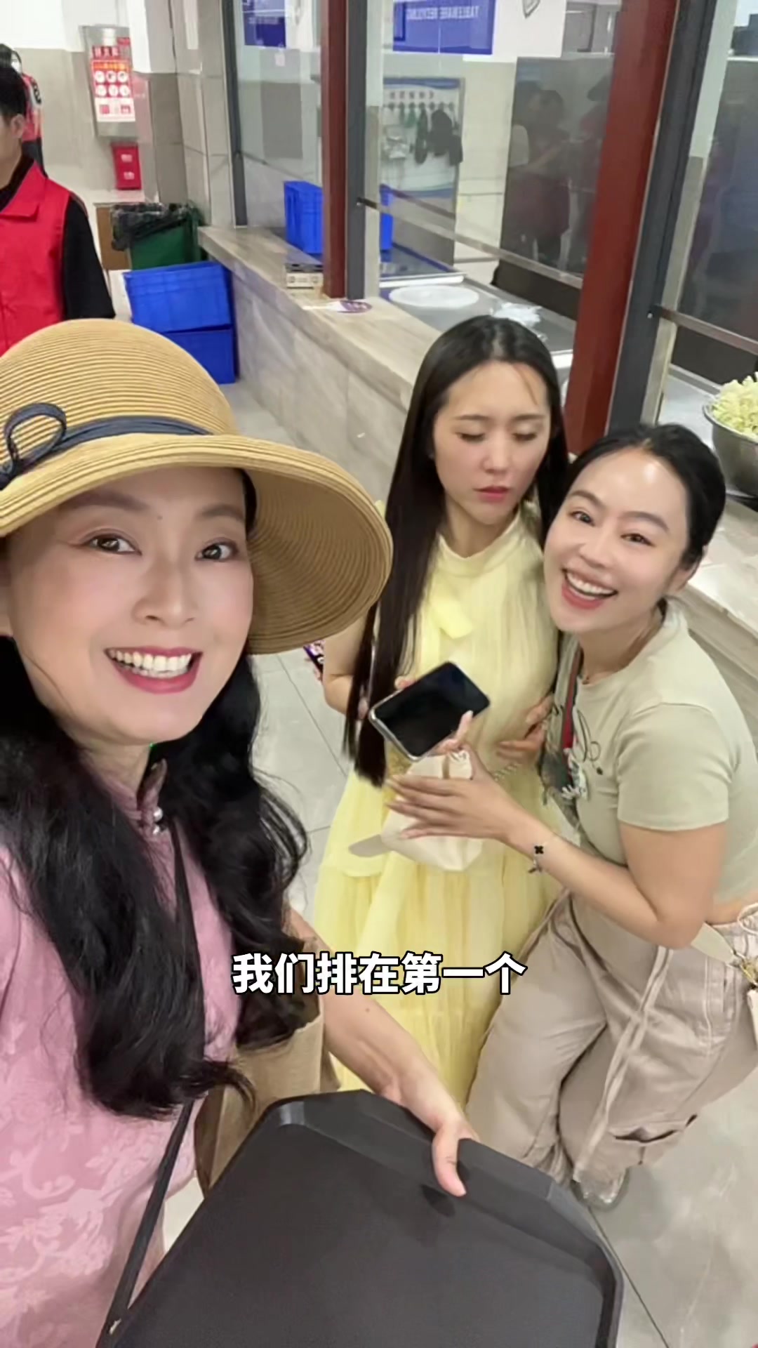 ...政府机关食堂游客爆满 大家记得早点来,我们10点40分到的,排第一!20...