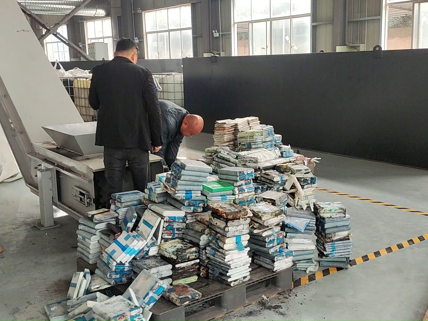 新能源锂电池破碎打粉设备新工艺锂电池撕碎机