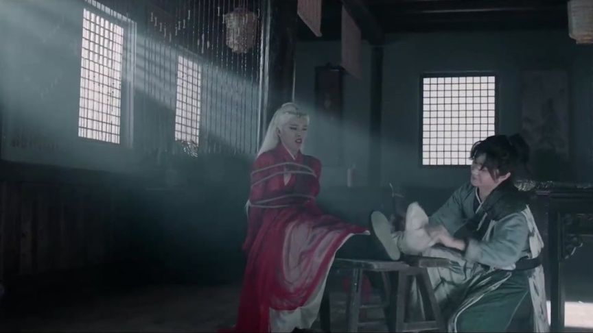 白发魔女受重伤,被小伙偷袭俘获,绑架起来玩挠痒痒!