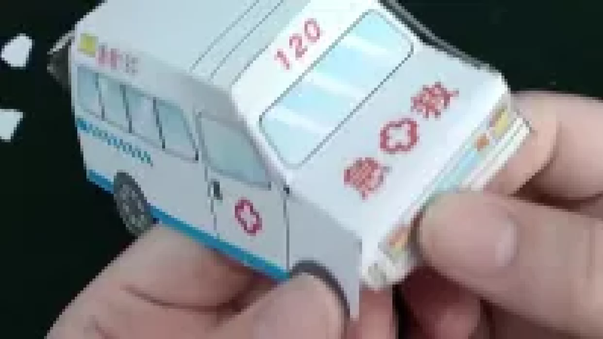 告诉你怎么用卡纸做一辆小小的救护车,方法简单又快捷,快来学吧