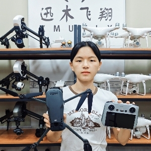 迅木无人机啊华 