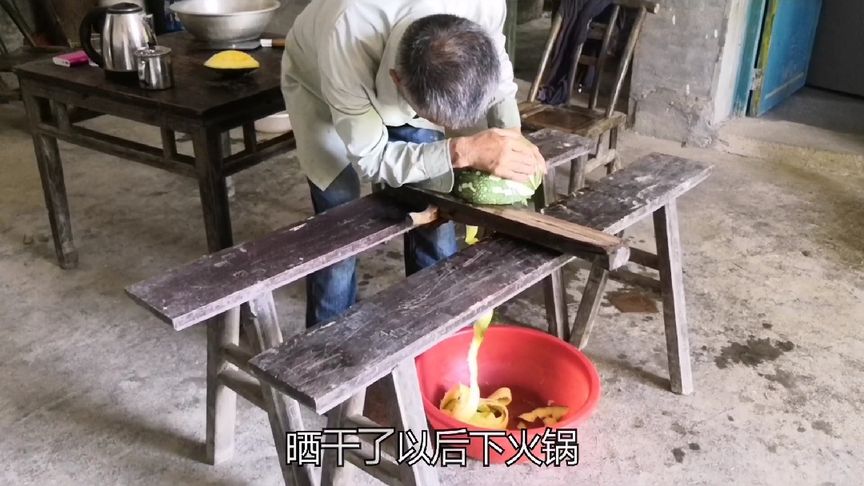 小伙老爸出奇招用推刨制作南瓜片,1个南瓜推两片,小伙说厉害