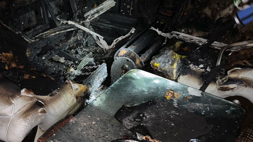 居民楼插座引发火灾致2死监控曝光:插座故障引燃沙发浓烟四起