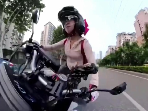 外卖骑手脚被撞断,倒在地上痛苦的大喊