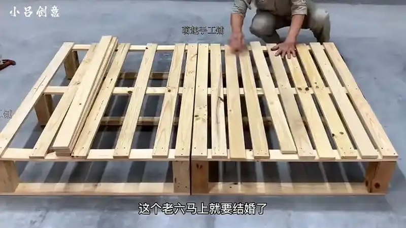 老师傅用随处可见的木板手工制作出了实木家具,造型独特美观,真