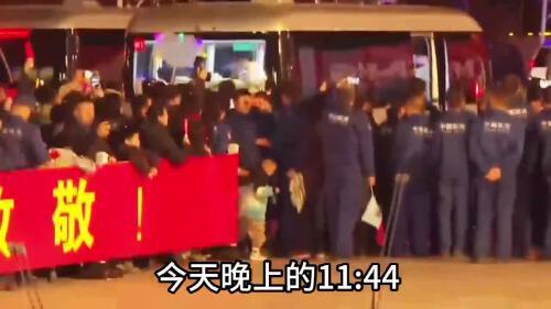 震撼现场!神州21号发射倒计时,万人见证航天员出征壮举