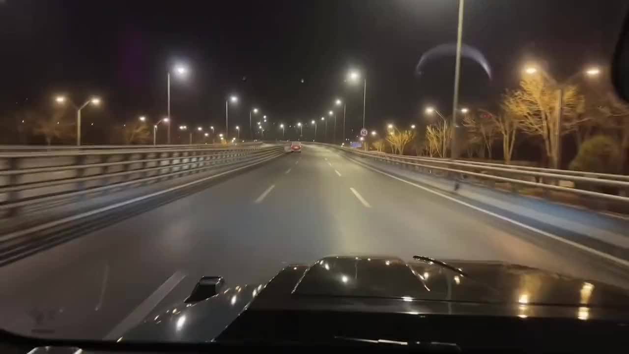副驾到位了!开车第一视角城市的夜晚车里自嗨模式