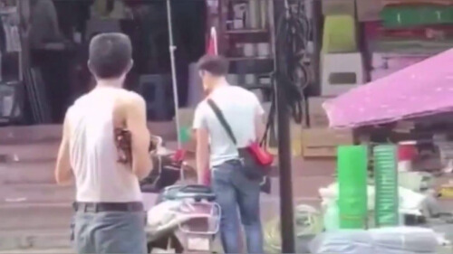 非要买东西赖着不走,此刻女人的重量与车子的质量达到了平衡