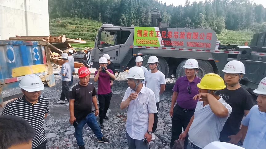 两台300t吊车,在22m高空安装移动模架。