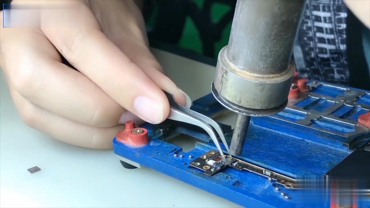 iPhone8Plus手机无服务,WiFi信号弱,修过3次没修好还能修复吗?