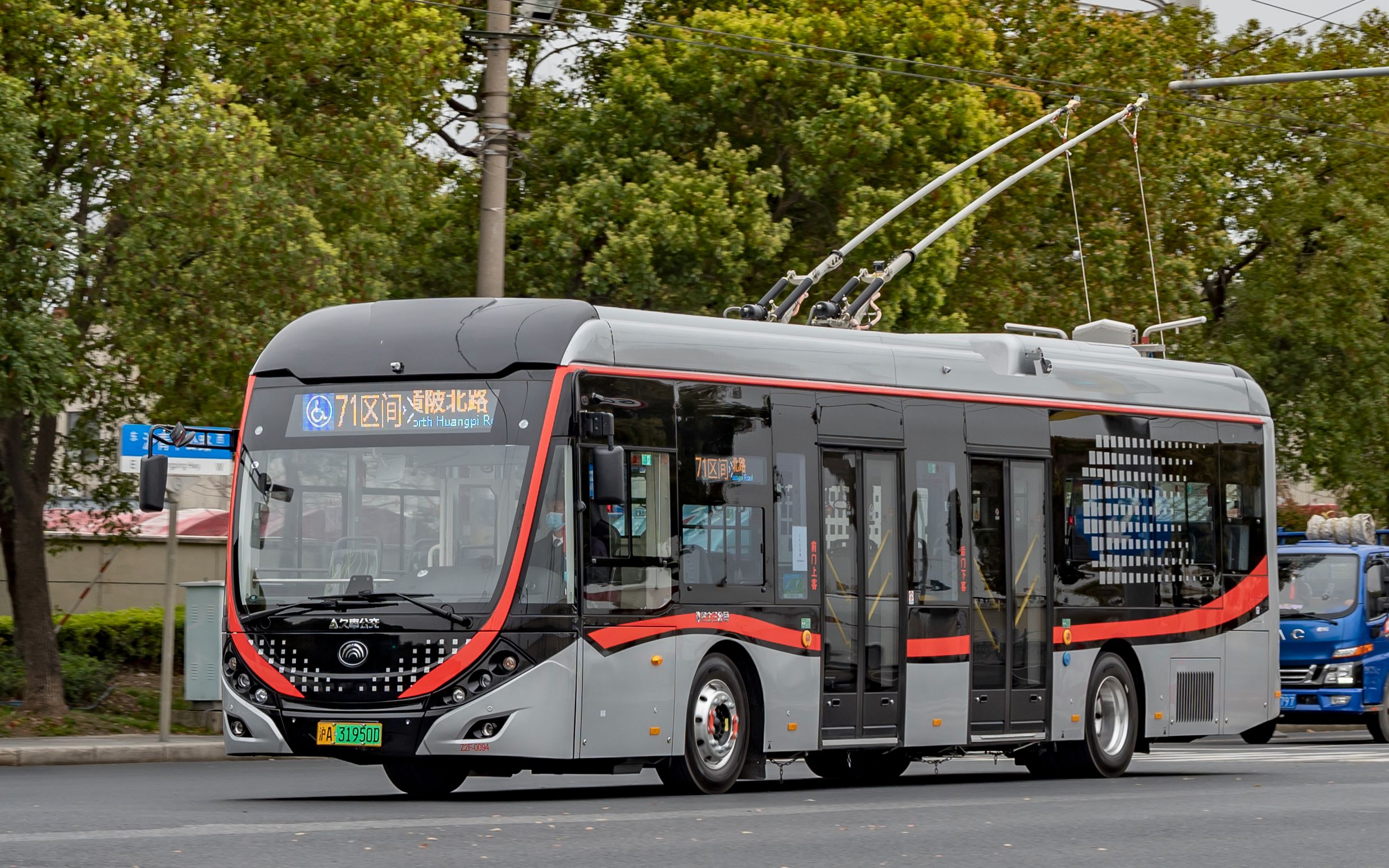 ...宇通Z0A同款永磁同步电机的ZK5125C型双源无轨电车运行高清实录