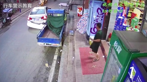近期惨烈车祸,血淋淋的教训。道路千万条安全第一条遵守交通规则...