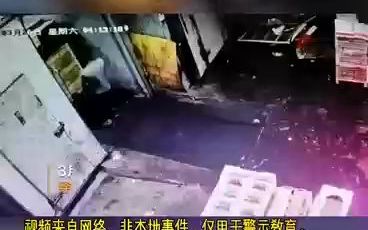 不要小看手动叉车, 操作不当极其危险。