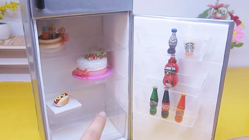 DIY手工用纸箱为芭比娃娃制作迷你冰箱 给你的也娃娃做一个吧