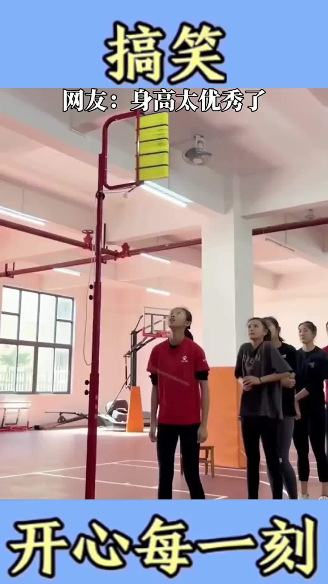 排球女孩摸高训练,越往后越难,网友:高手果然是压轴的!