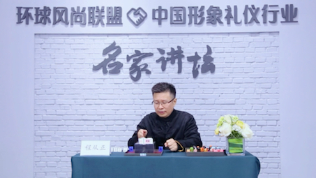 礼仪培训师程从正讲乘车位次礼仪:七座商务车主次位置排序。