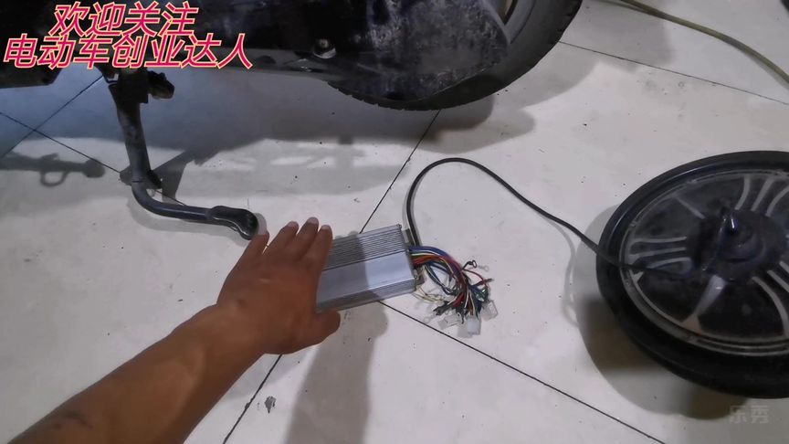 电动车有电不走后轮转不动,两处问题看似复杂,修车小哥一招搞定