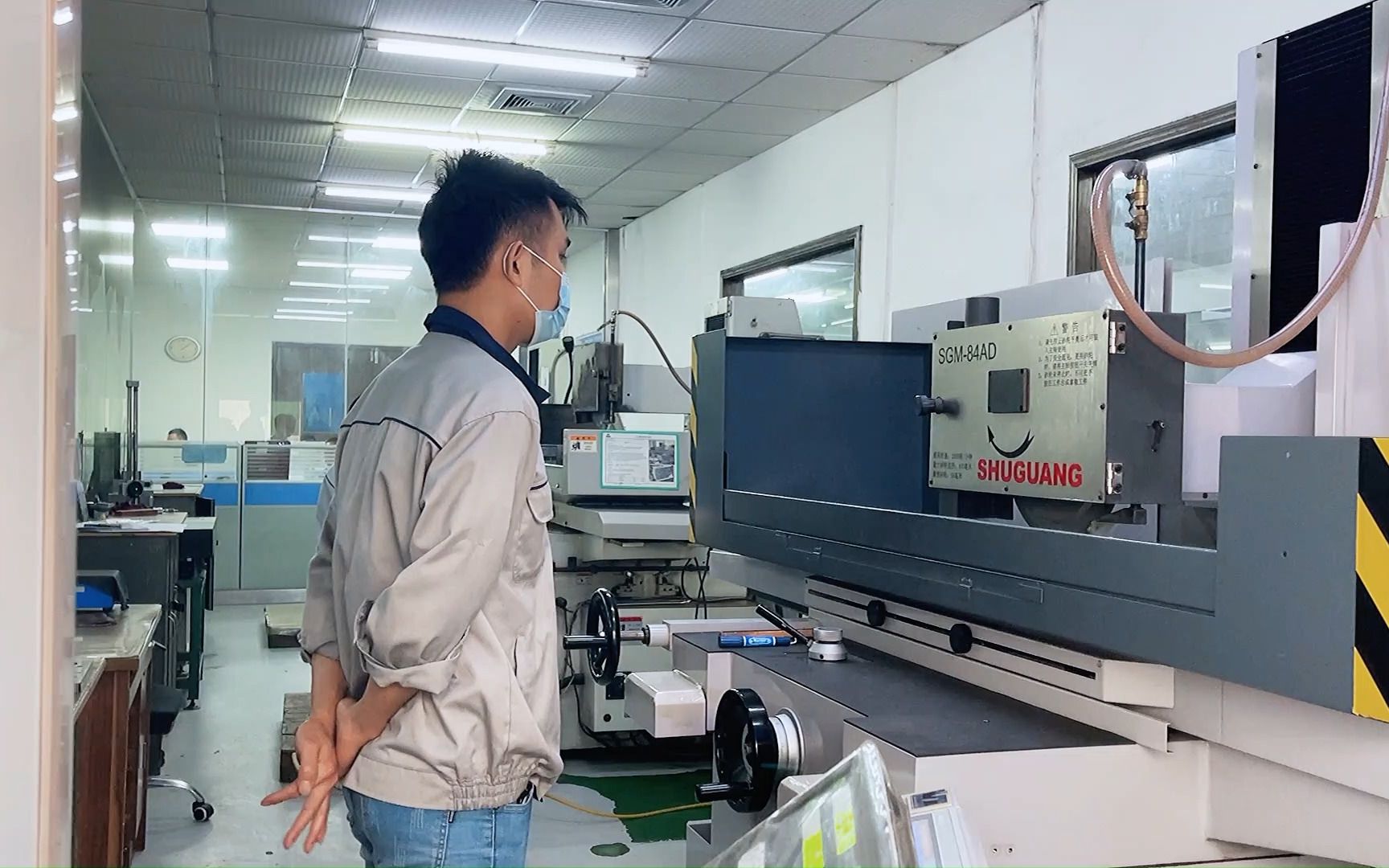 大水磨床:即平面磨床,主要用砂轮旋转研磨工件以使其可达到要求的...